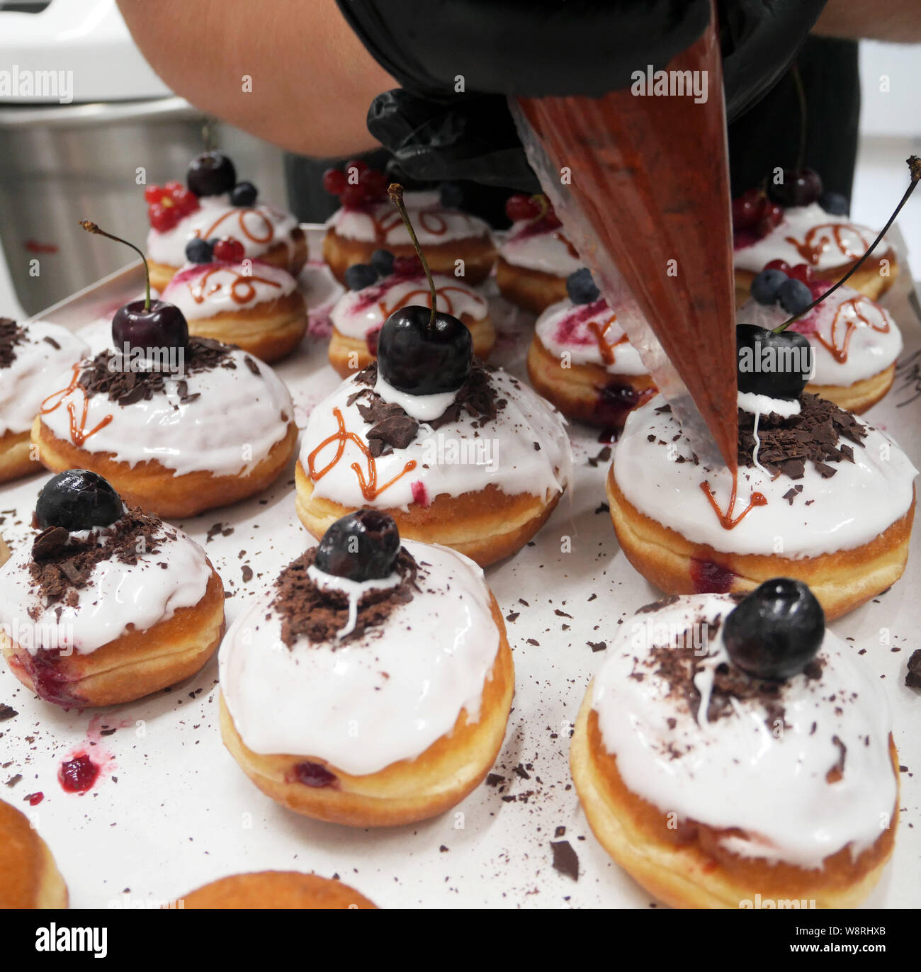 Berlin pancakes production -Fotos und -Bildmaterial in hoher Auflösung ...