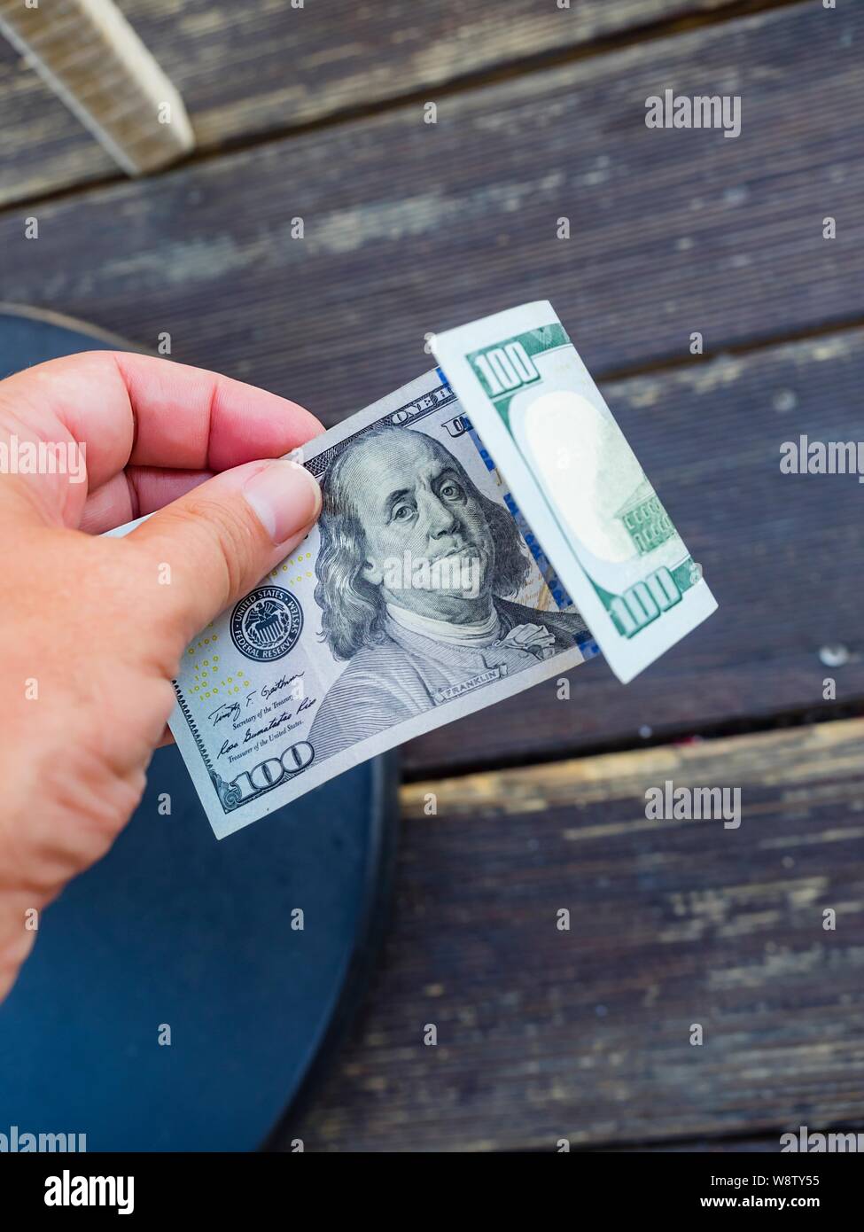 Geld Am Boden Finden Stockfotos und -bilder Kaufen - Alamy