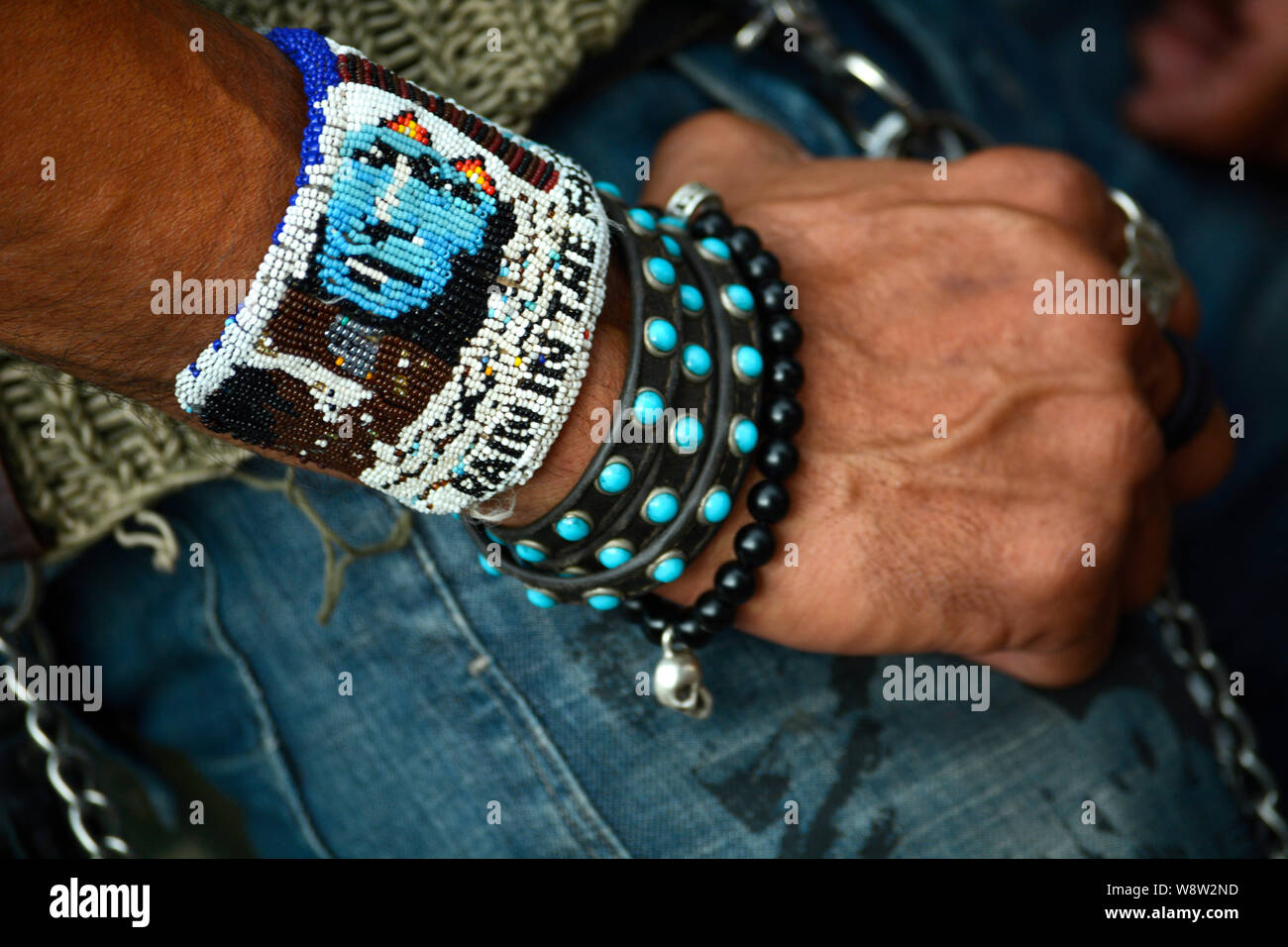 Eine Native American Mann tragt Artist Navajo Schmuck in Santa Fe New Mexico Stockfotografie Alamy