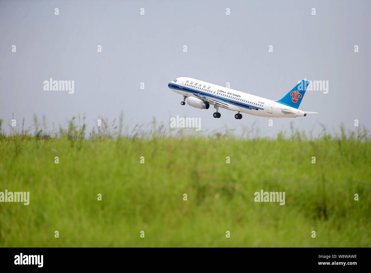 Ein Flugzeug von China Southern Airlines vom Flughafen Haikou Meilan in ...