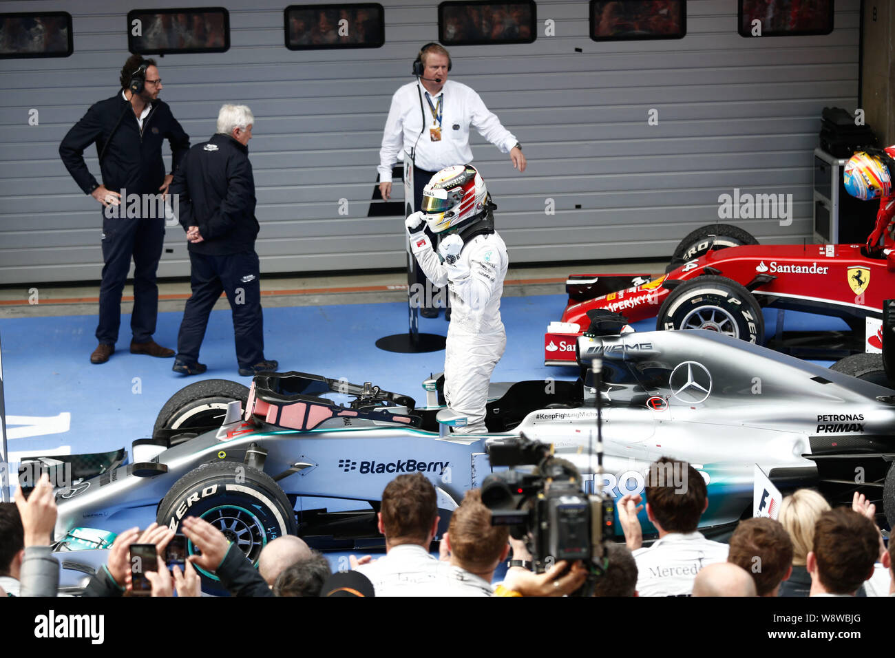 F1-Pilot Lewis Hamilton von MERCEDES AMG PETRONAS-F1-Team feiert nach ...