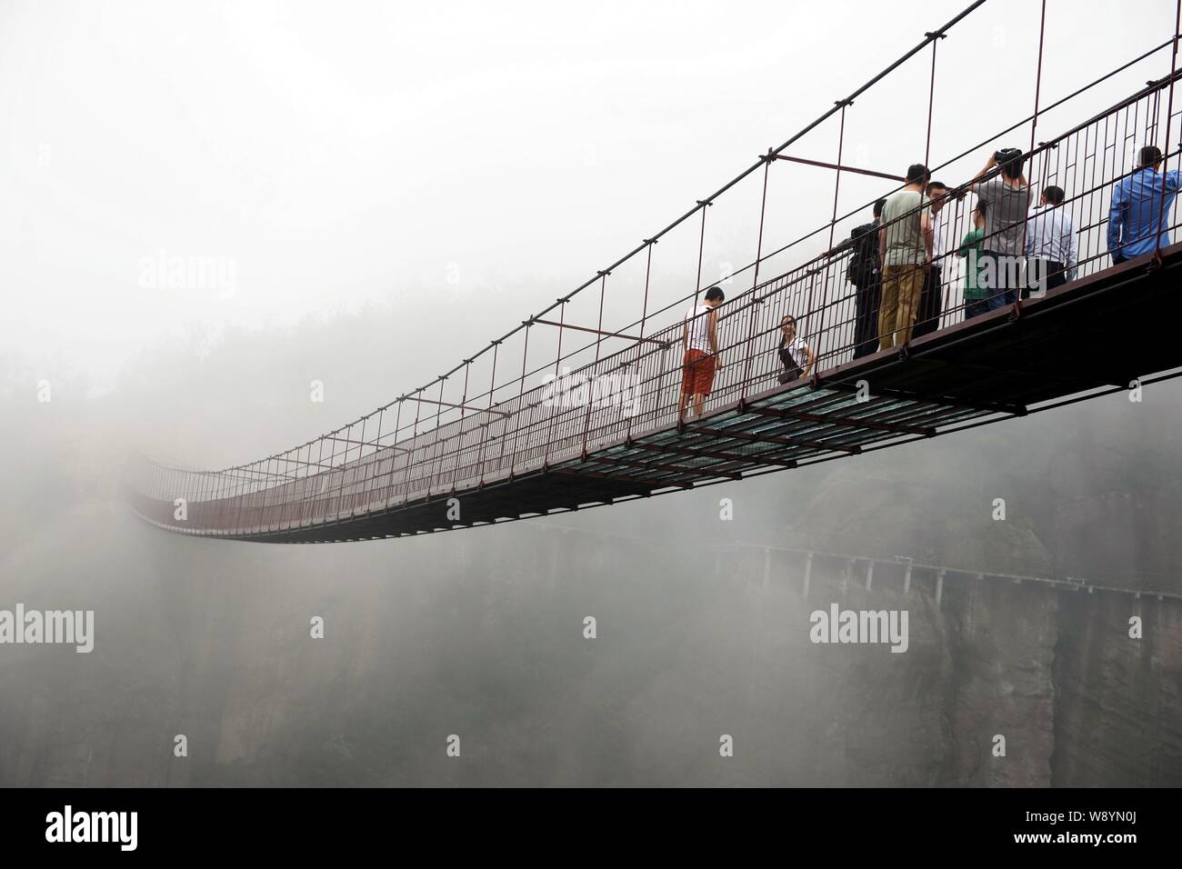 Touristen zu Fuß vorsichtig auf einer 300 Meter langen Brücke aus ...