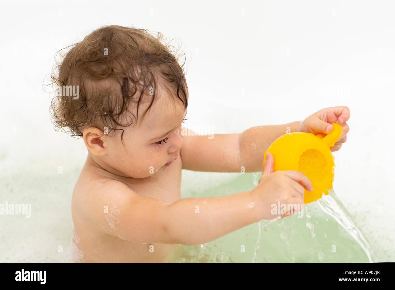 Mädchen kind baden wasser -Fotos und -Bildmaterial in hoher Auflösung ...