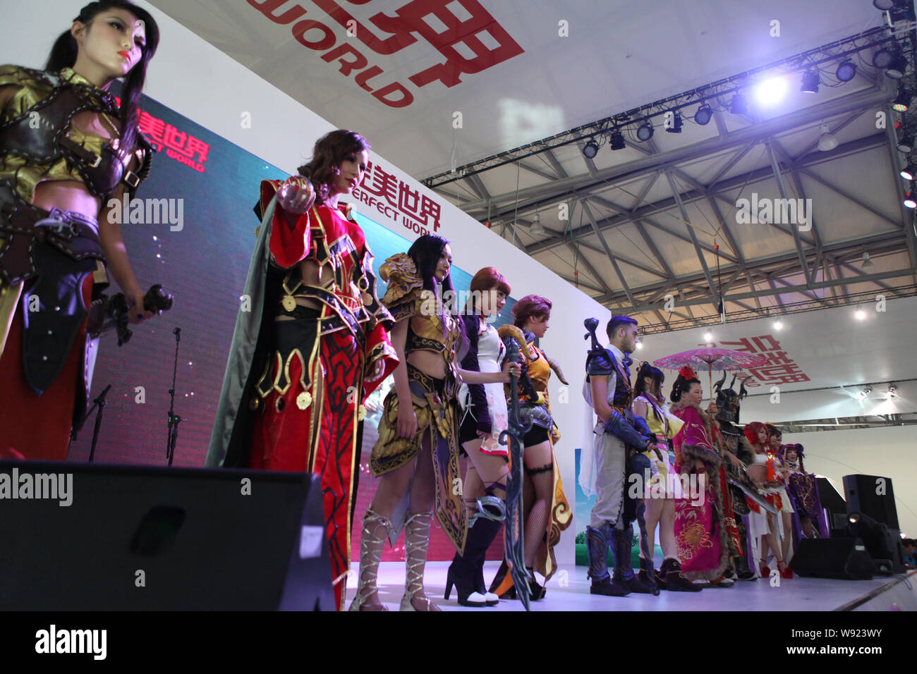 Animateure Cosplay Kostüme gekleidet in Pose am Stand von Perfect World ...