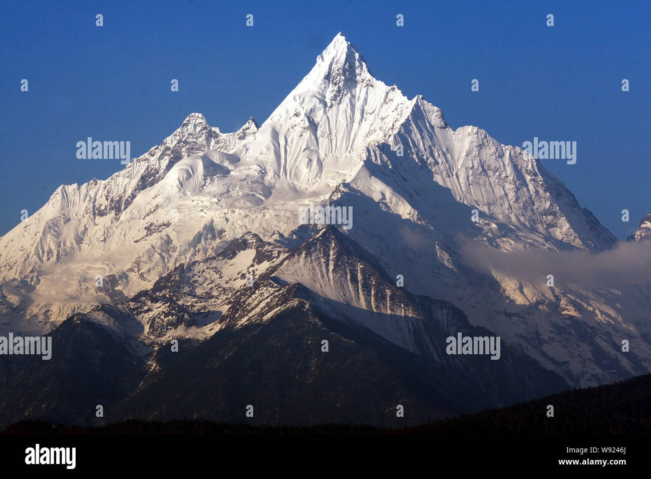 Die ersten Strahlen des Lichts auf den Peak bei Kawagebo Meili Snow ...