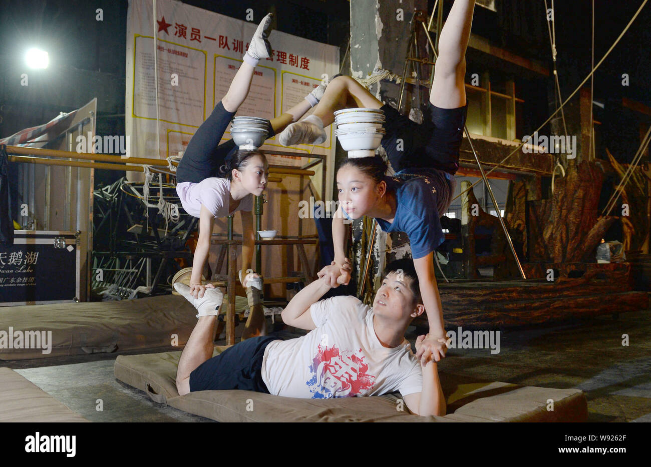 Chinesischer akrobatik -Fotos und -Bildmaterial in hoher Auflösung – Alamy