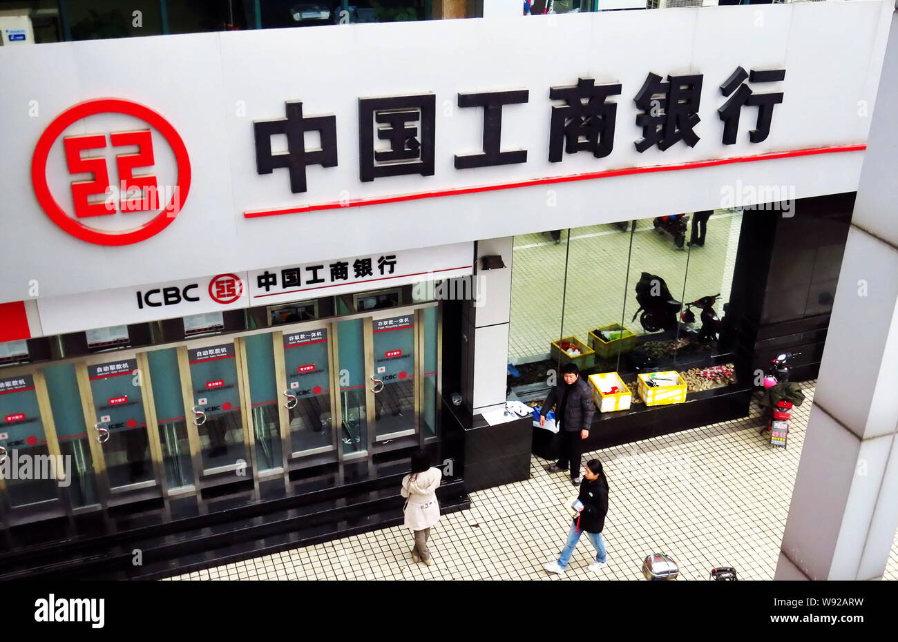 Fußgänger vorbei ein Zweig der ICBC (Industrielle und kommerzielle Bank ...