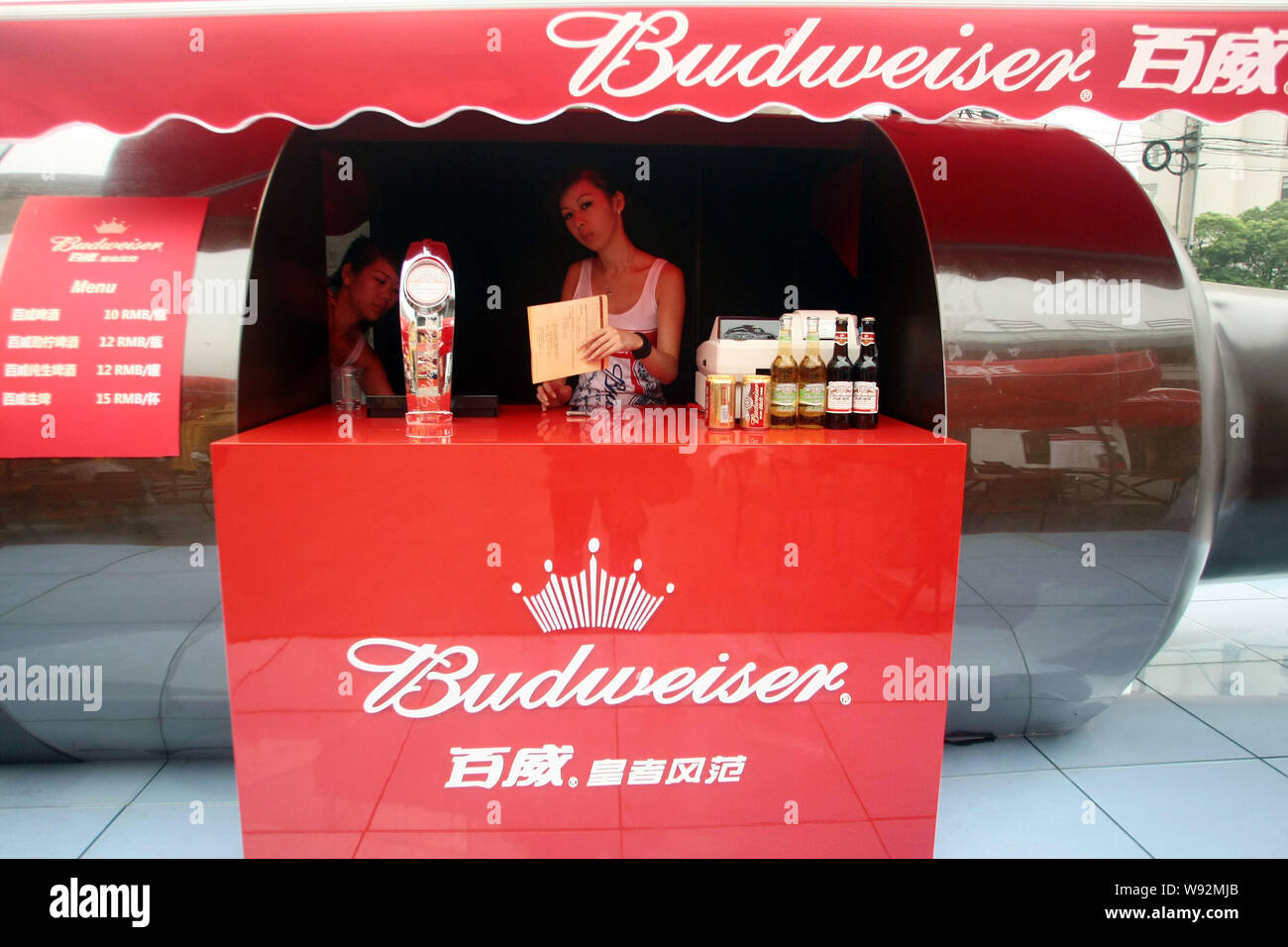 Budweiser stand -Fotos und -Bildmaterial in hoher Auflösung – Alamy