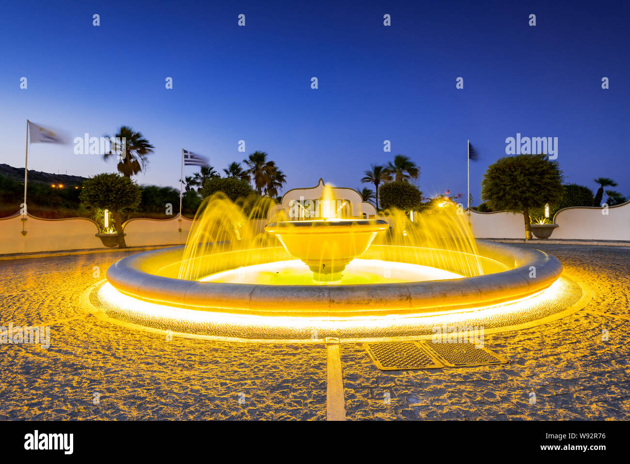 Brunnen in Kalithea Quellen Therme bei Nacht beleuchtet, Rhodos ...