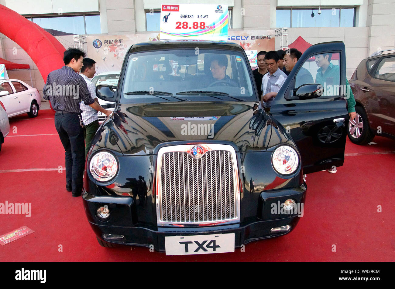 Besucher Blick an oder probieren Sie eine der Geely Englon TX4 mit dem ...