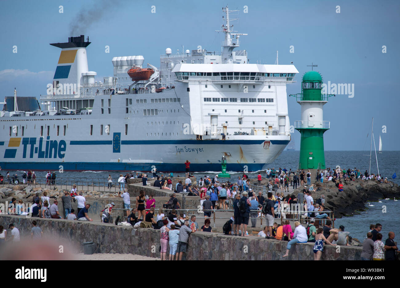 09. August 2019, Mecklenburg-Vorpommern, Rostock-Warnemünde: Die Fähre ...