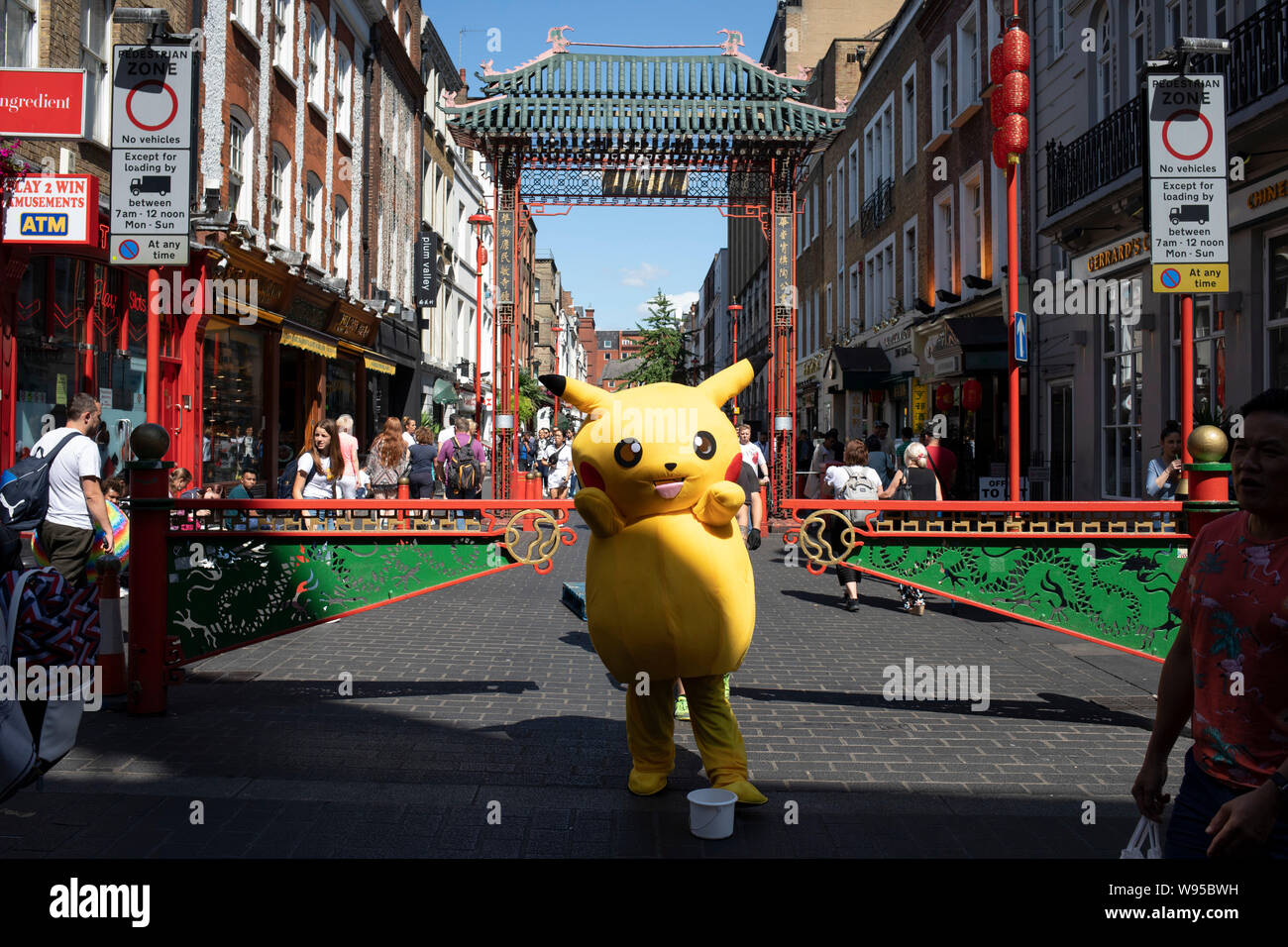Pikachu mit menschen -Fotos und -Bildmaterial in hoher Auflösung – Alamy