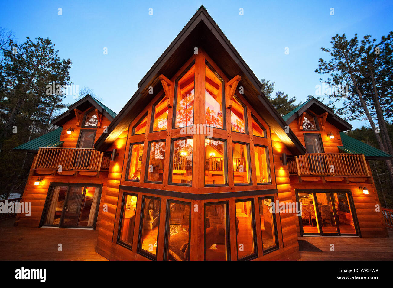 Modernes blockhaus -Fotos und -Bildmaterial in hoher Auflösung – Alamy