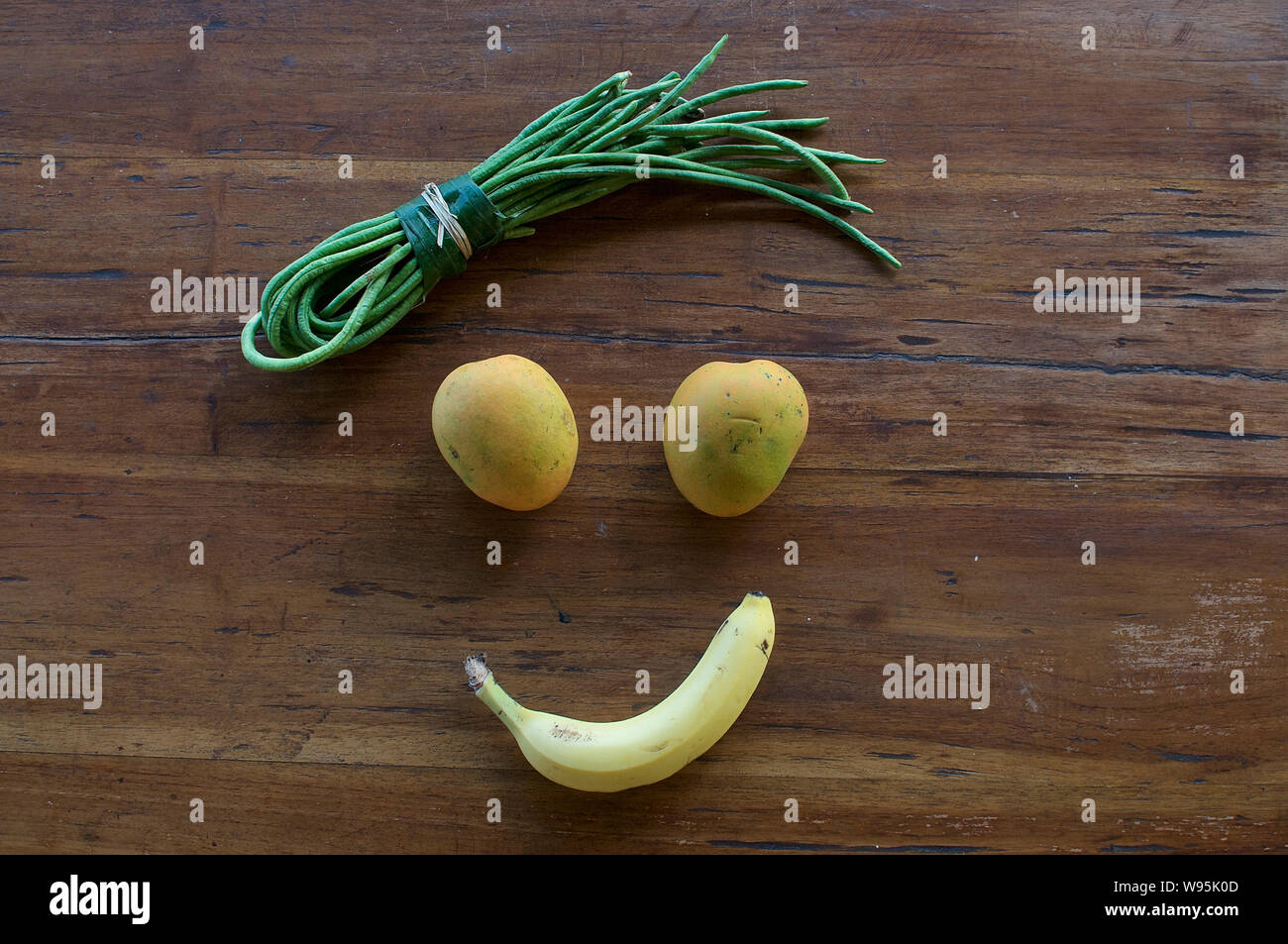 Smiley gesicht mit obst und gemüse -Fotos und -Bildmaterial in hoher ...
