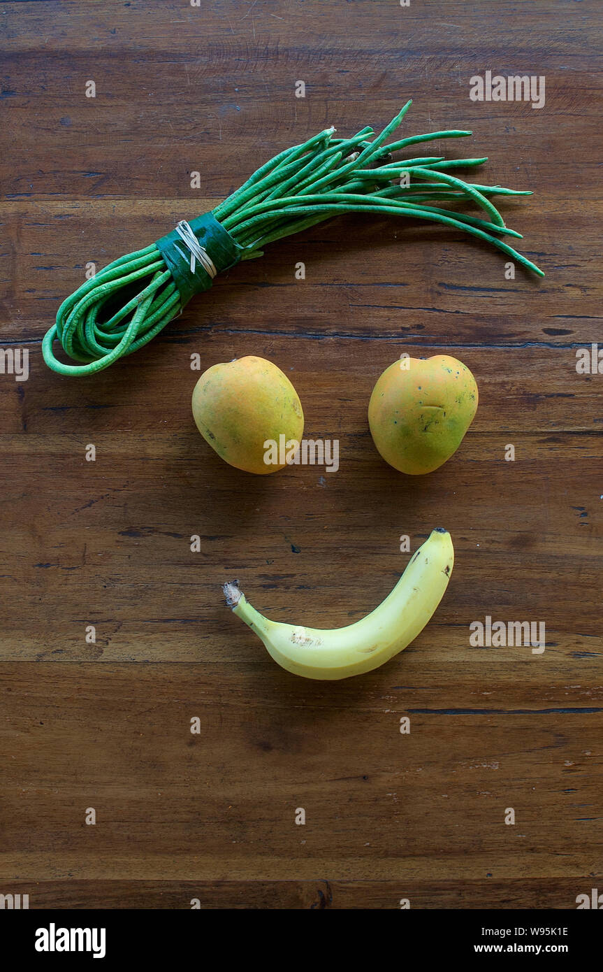 Smiley gesicht mit obst und gemüse -Fotos und -Bildmaterial in hoher ...