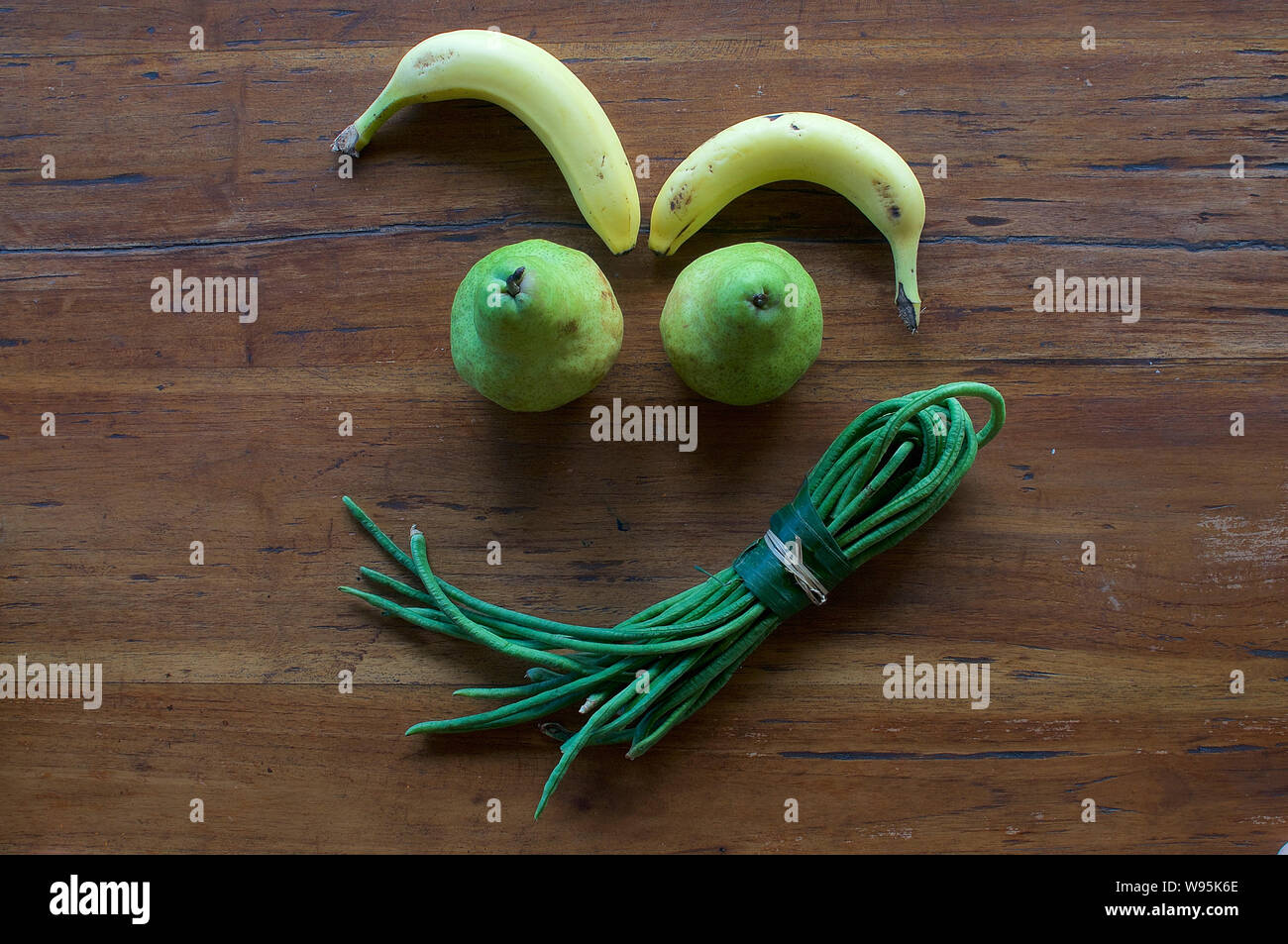 Smiley gesicht mit obst und gemüse -Fotos und -Bildmaterial in hoher ...