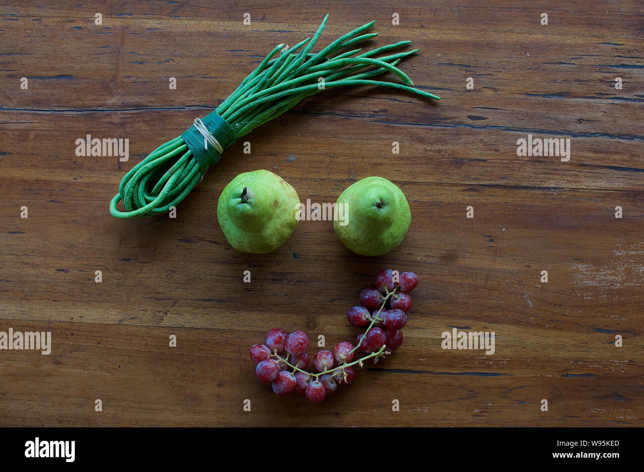 Smiley gesicht mit obst und gemüse -Fotos und -Bildmaterial in hoher ...