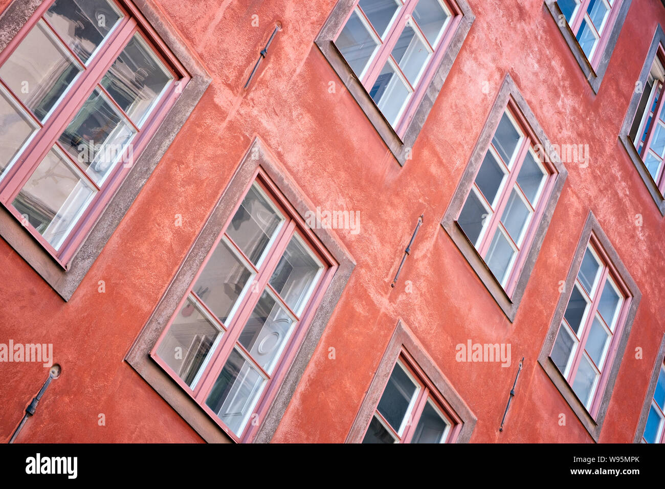 Teil der Fassade eines roten historischen Gebäude beleuchtet, die ...