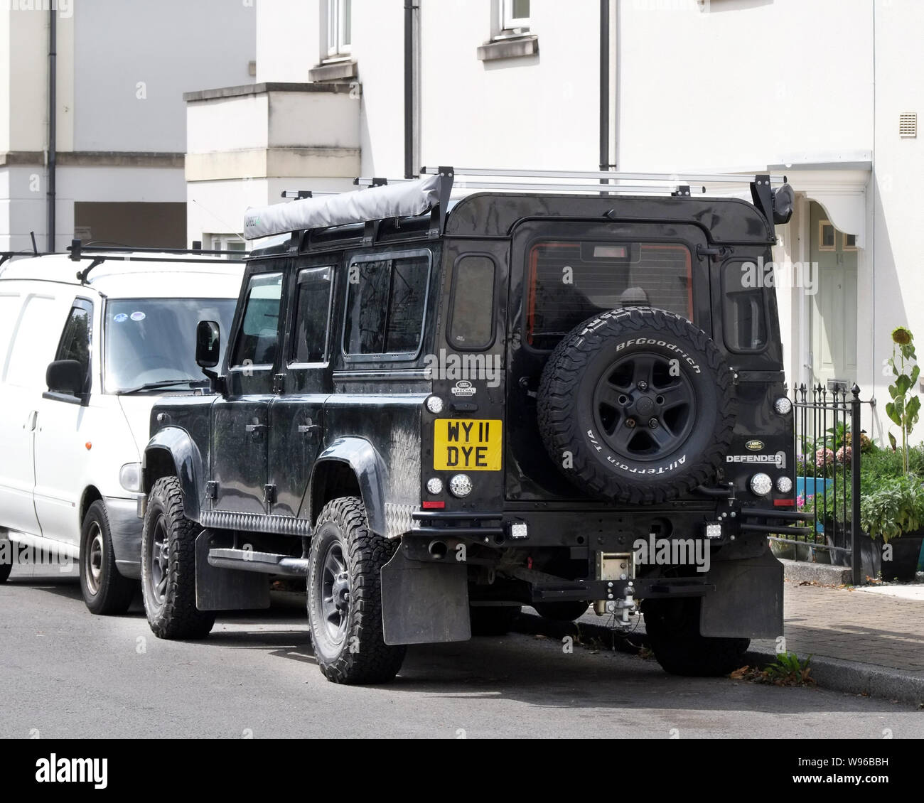 Land rover defender 110 camping -Fotos und -Bildmaterial in hoher ...