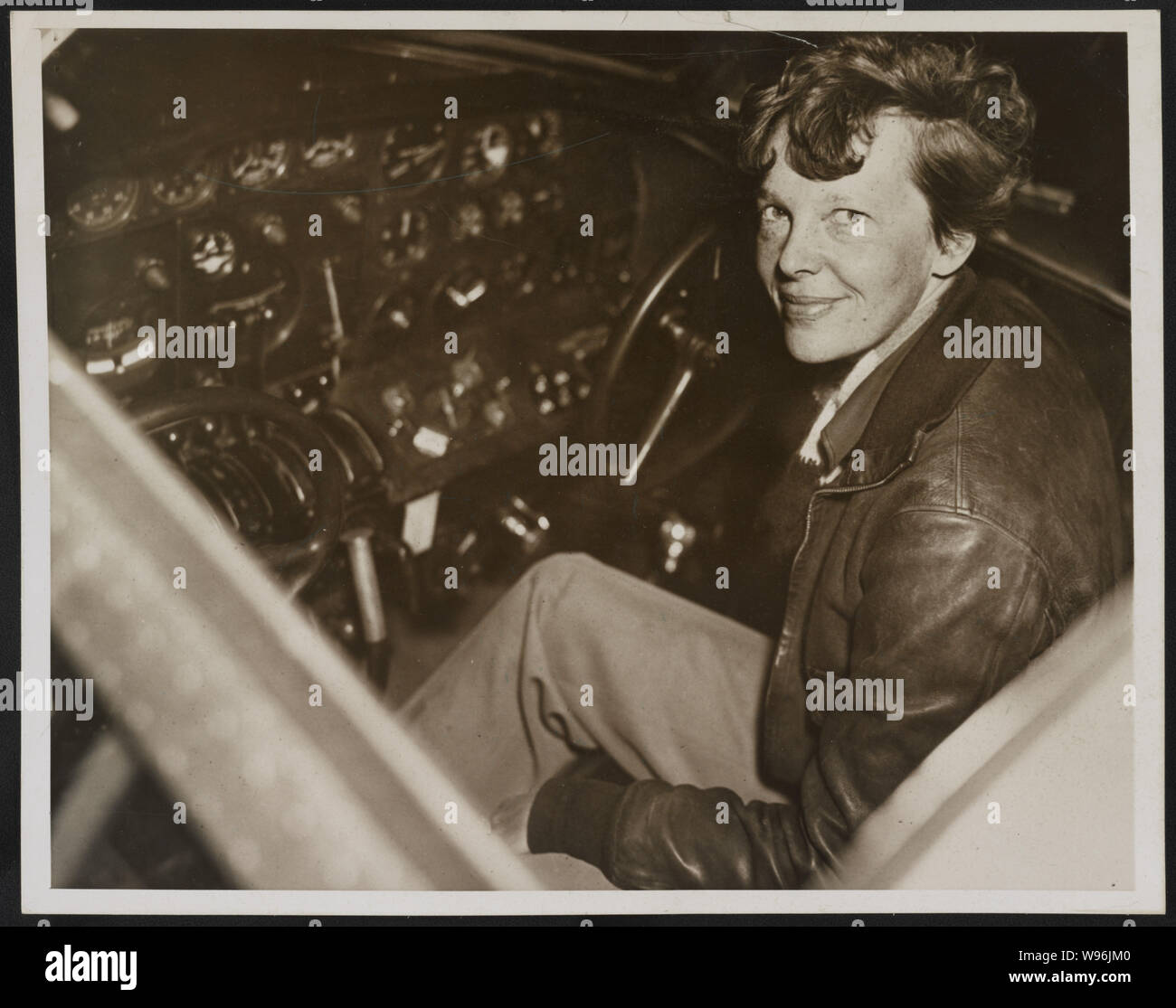 Amelia earhart cockpit -Fotos und -Bildmaterial in hoher Auflösung – Alamy