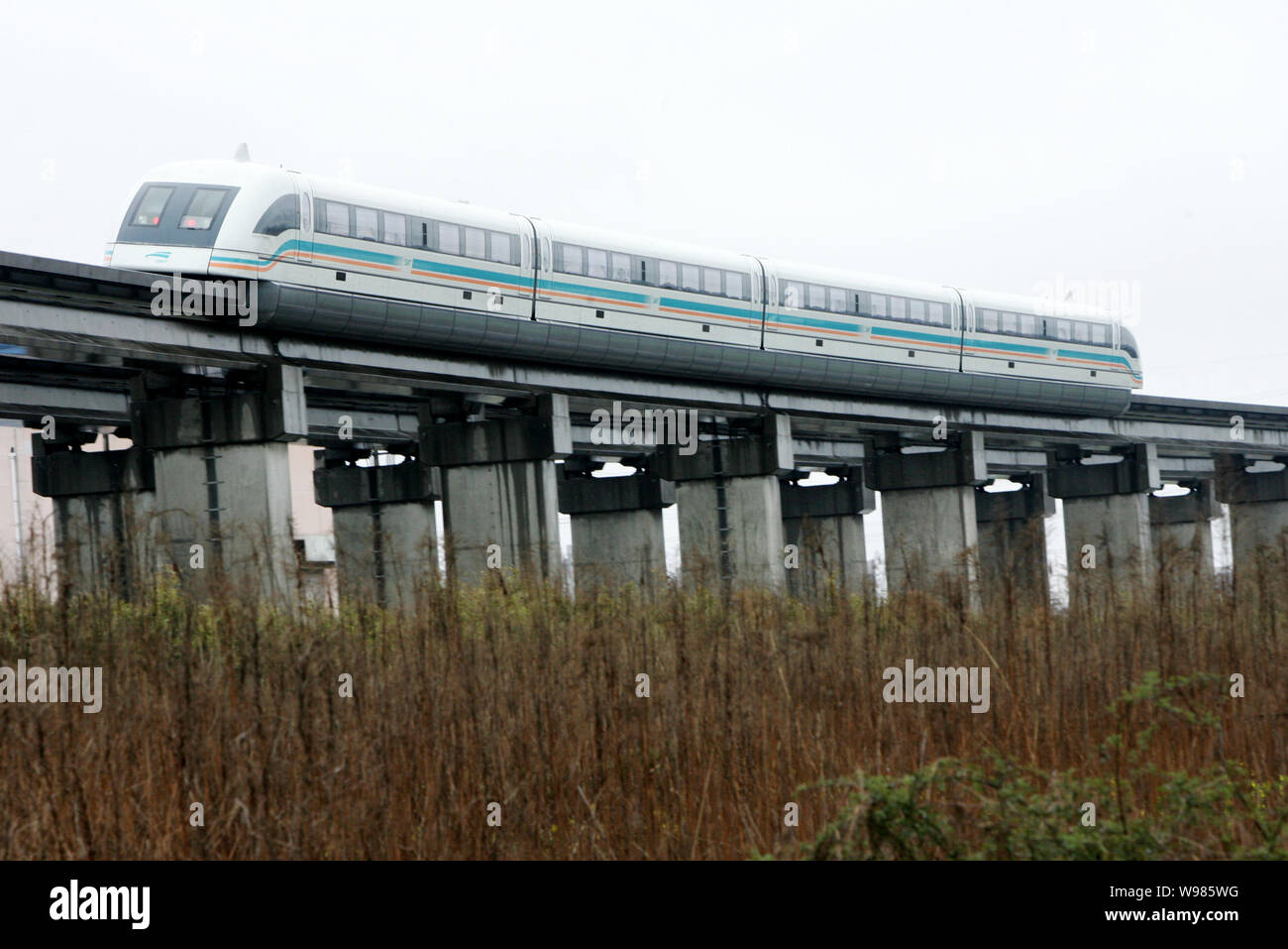 Magnetschwebebahn (transrapid) Zug fährt auf der Strecke in Pudong ...