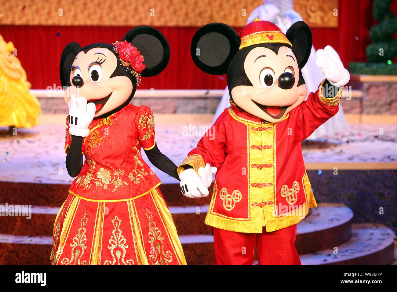 Die Mickey Mouse und Minnie Mouse beim Spatenstich fur das Shanghai Disney Resort in Shanghai China 8. April 2011 durchfuhren. Walt D Stockfotografie Alamy
