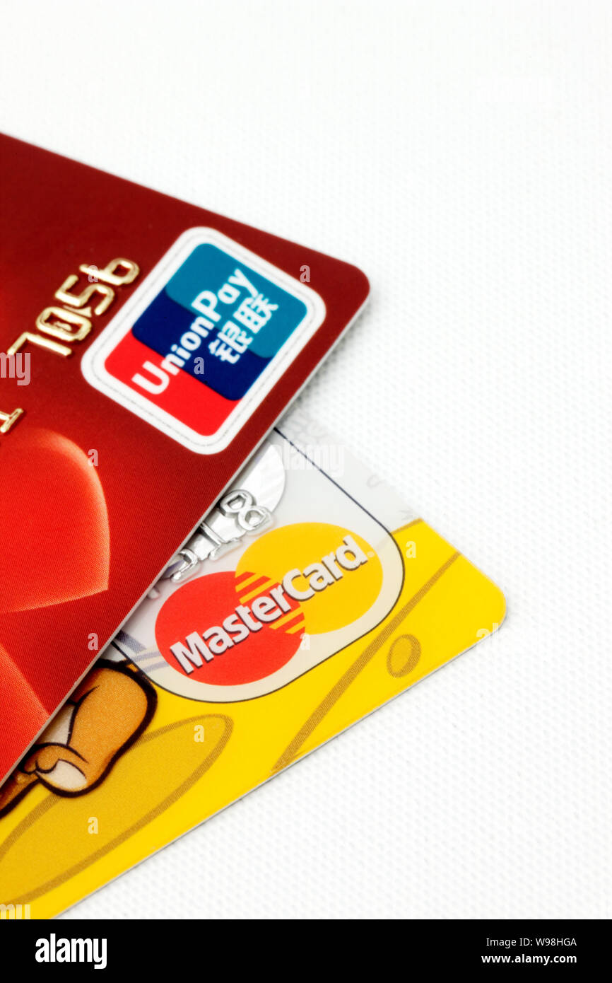 Kreditkarten mit Logos von China UnionPay und MasterCard werden ...