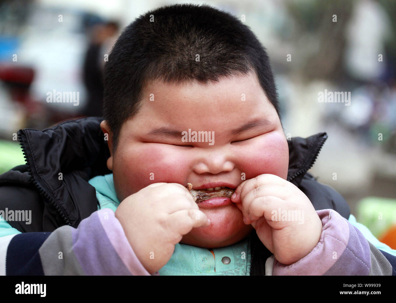 Das fetteste Kind, Lu Zhihao, isst BBQ essen in Foshan, südost China ...