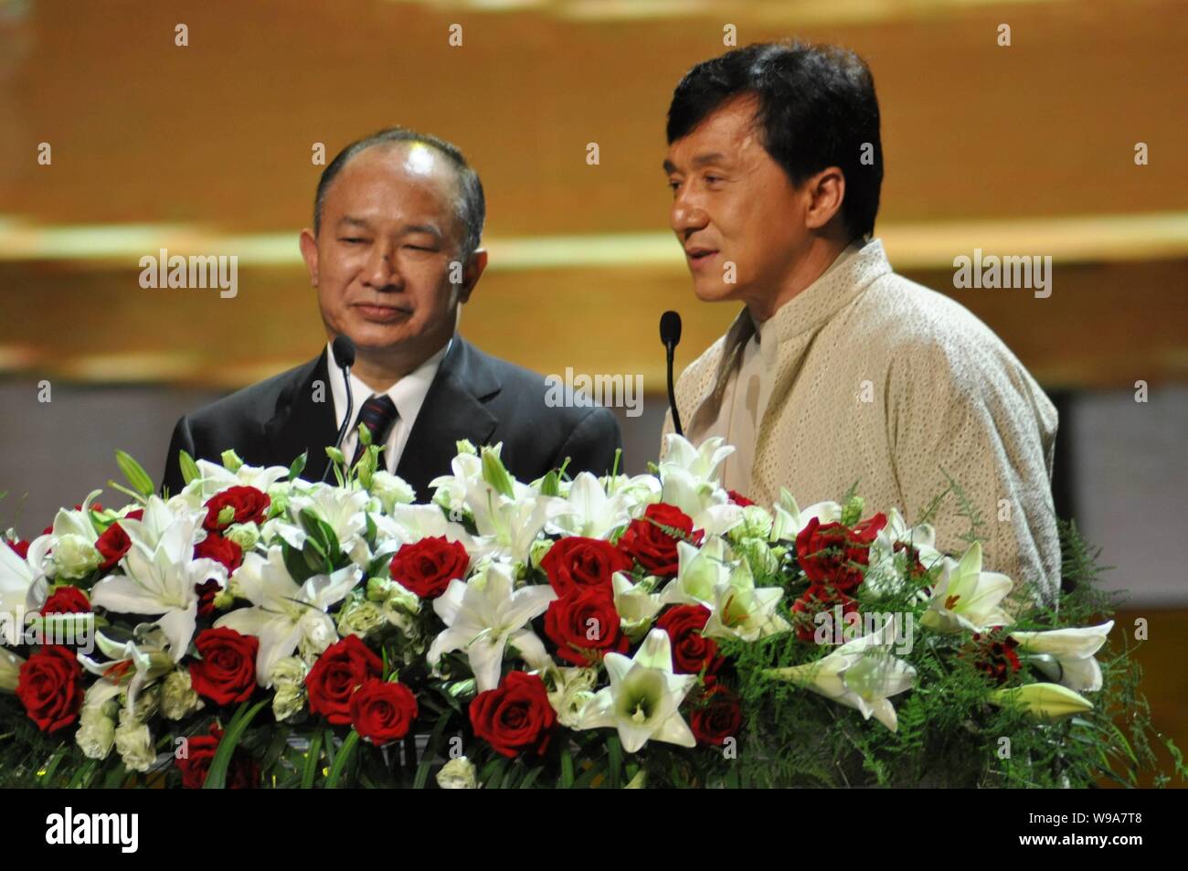 Hong Kong Film Regisseur John Woo (L) und Kungfu superstar Jackie Chan ...