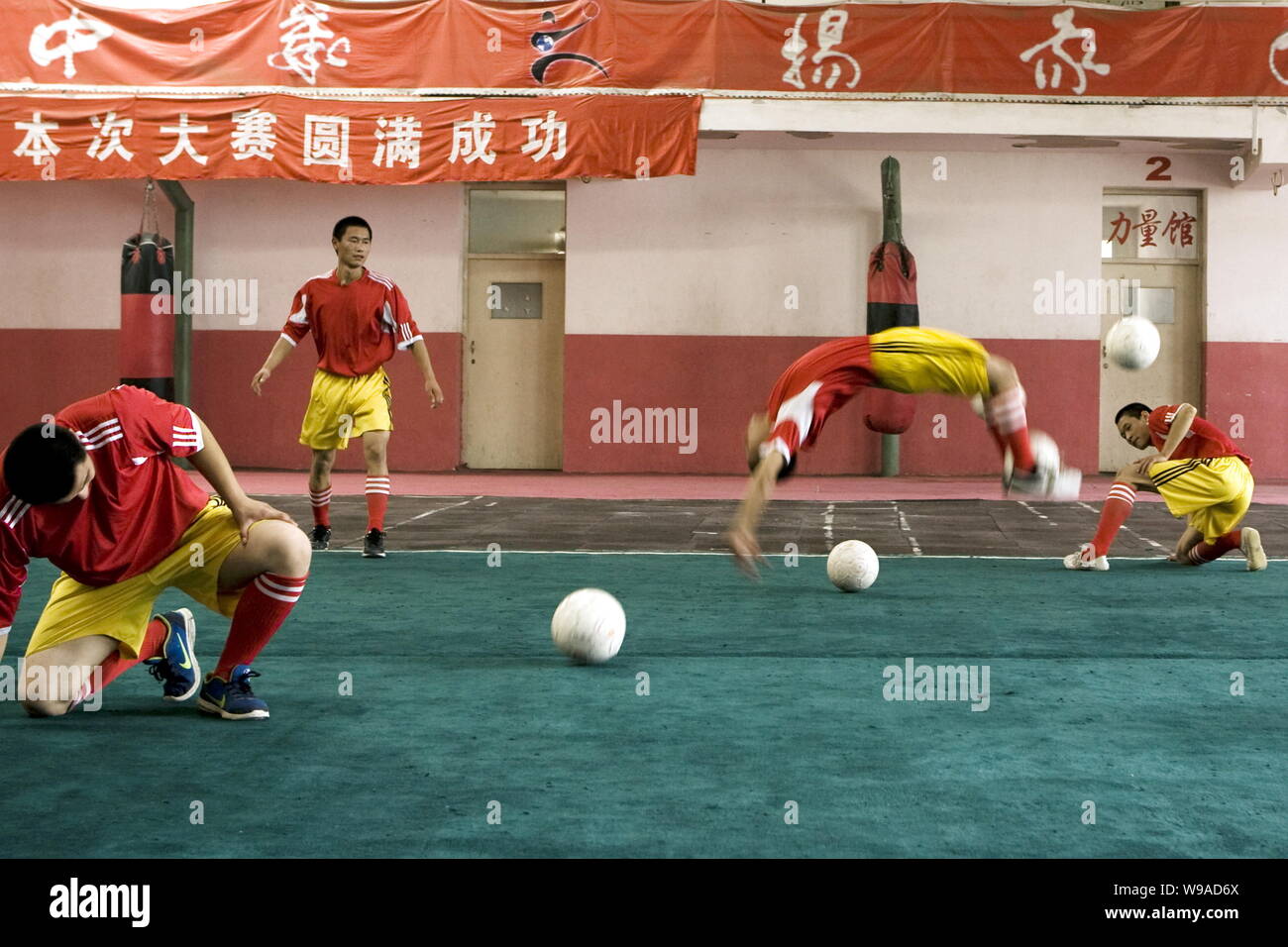 Kung fu football -Fotos und -Bildmaterial in hoher Auflösung – Alamy