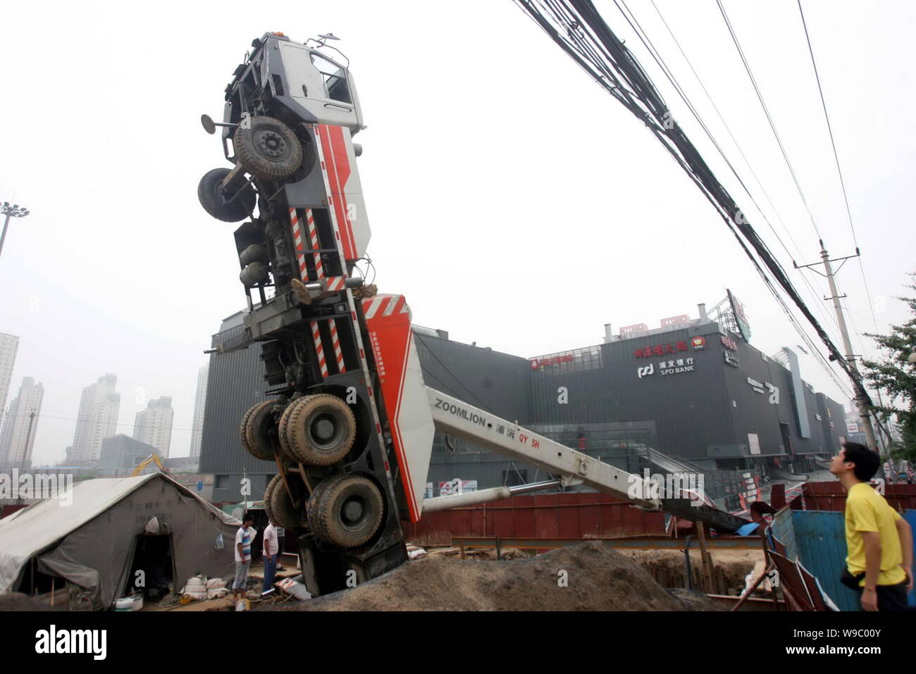 Ein Kran-LKW gesehen auf einer Baustelle in Peking, China, Donnerstag ...