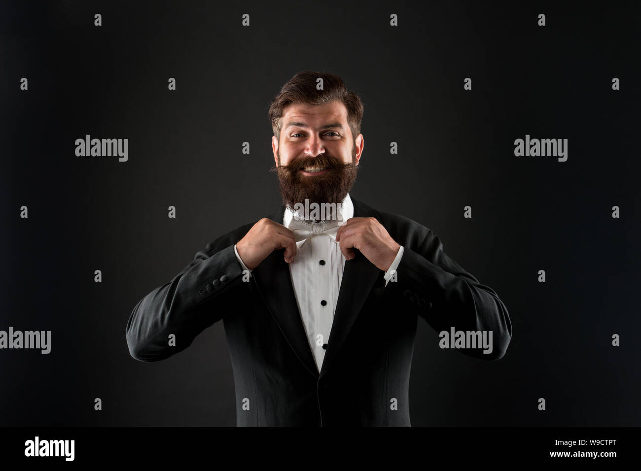 Perfekte Bräutigam. Bärtiger Mann mit Fliege. Gut gekleidet ...