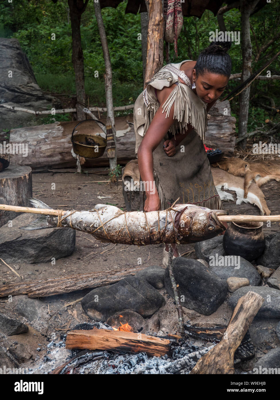 Cooking fish on open fire -Fotos und -Bildmaterial in hoher Auflösung ...