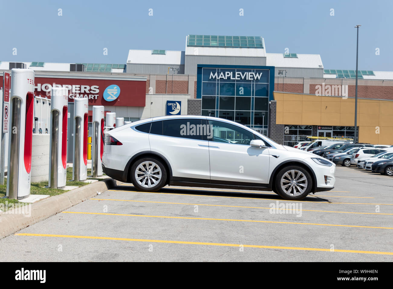 Tesla seitenansicht -Fotos und -Bildmaterial in hoher Auflösung – Alamy