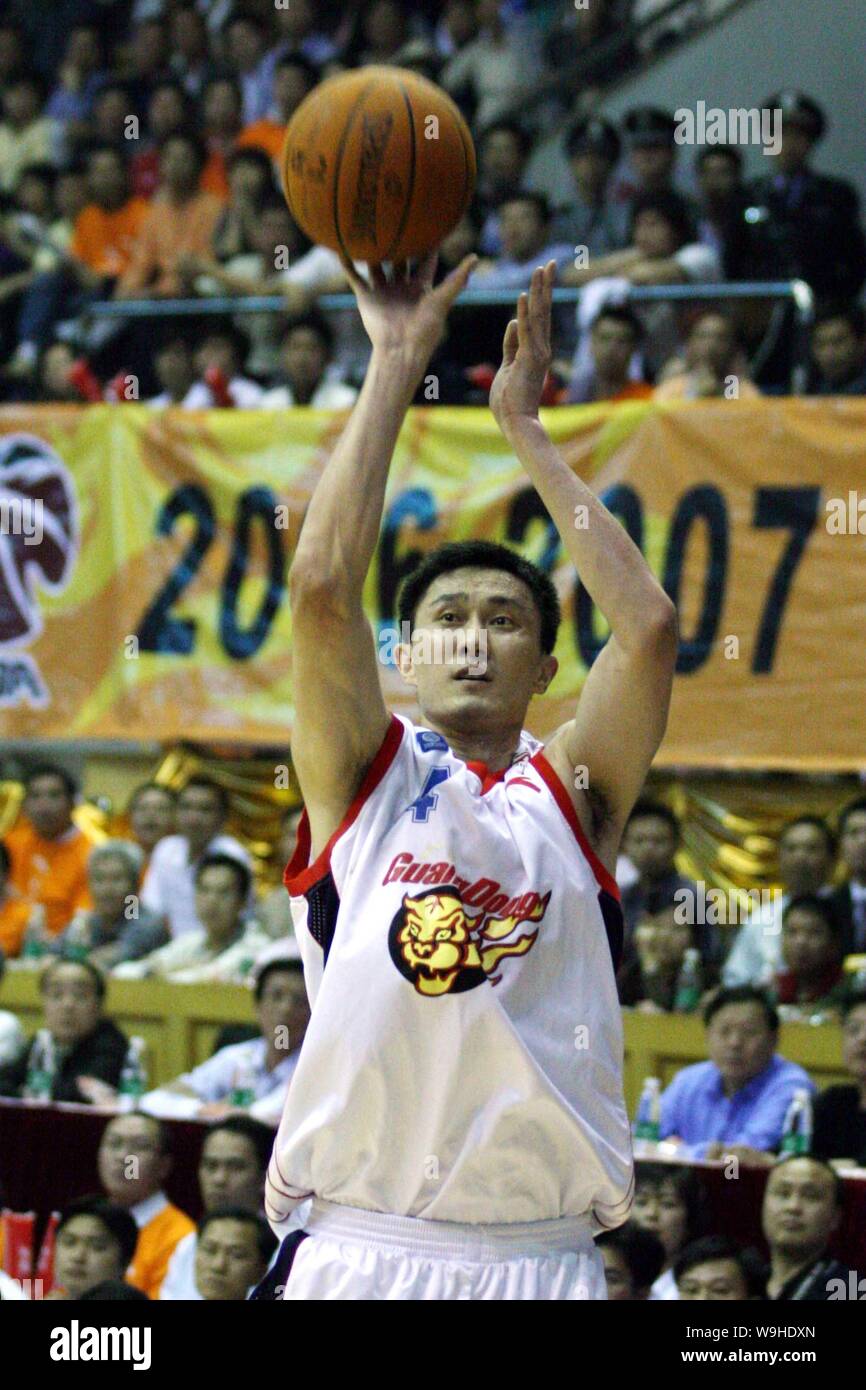 Guangdong Tigers Basketball player Du Feng zielt darauf ab, einen Ball ...