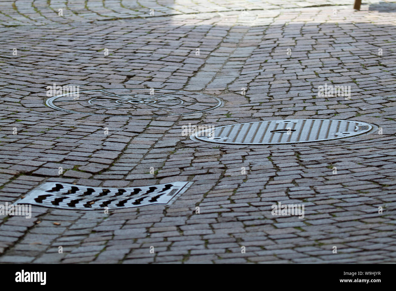 Kanalisationsdeckel aus metall -Fotos und -Bildmaterial in hoher ...