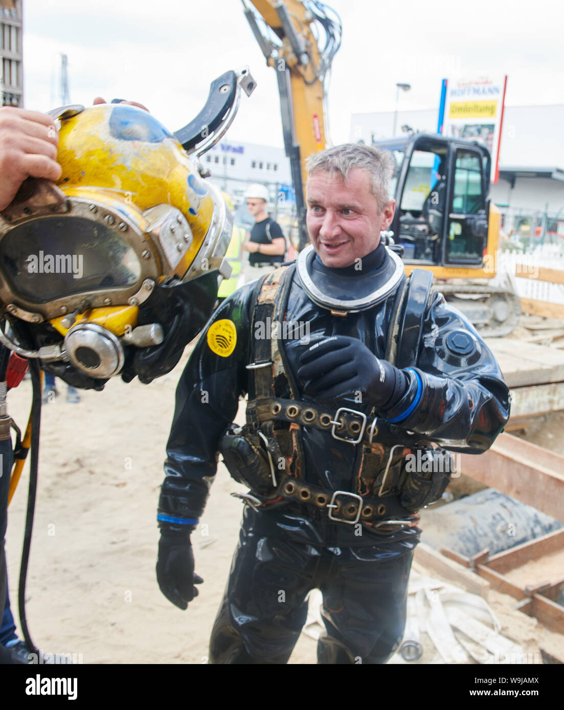 Berlin, Deutschland. 14 Aug, 2019. Professional Diver Sven nimmt seine ...
