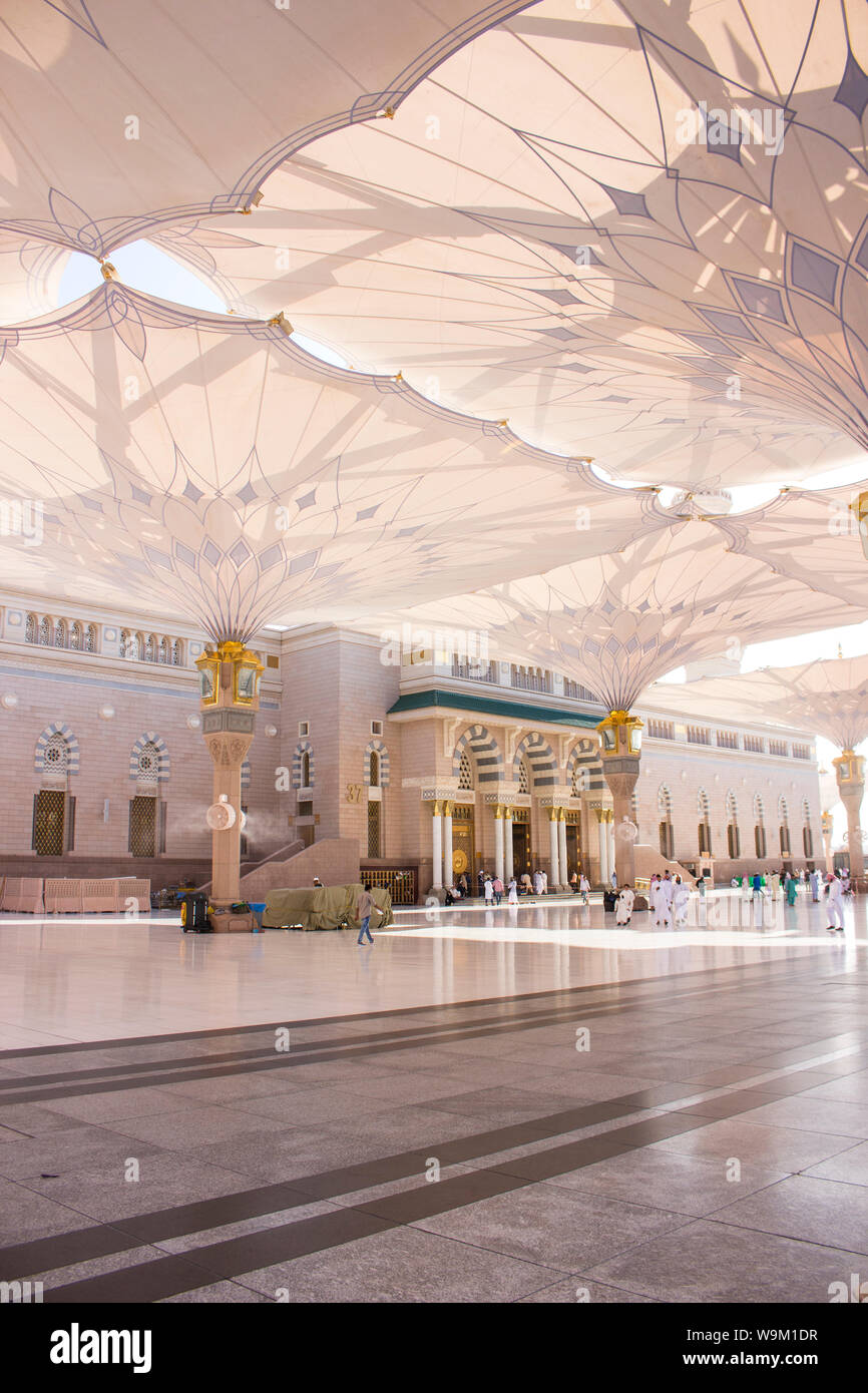MADINAH, Saudi-arabien - AUGUST 2019: muslimische Pilger besuchen den ...
