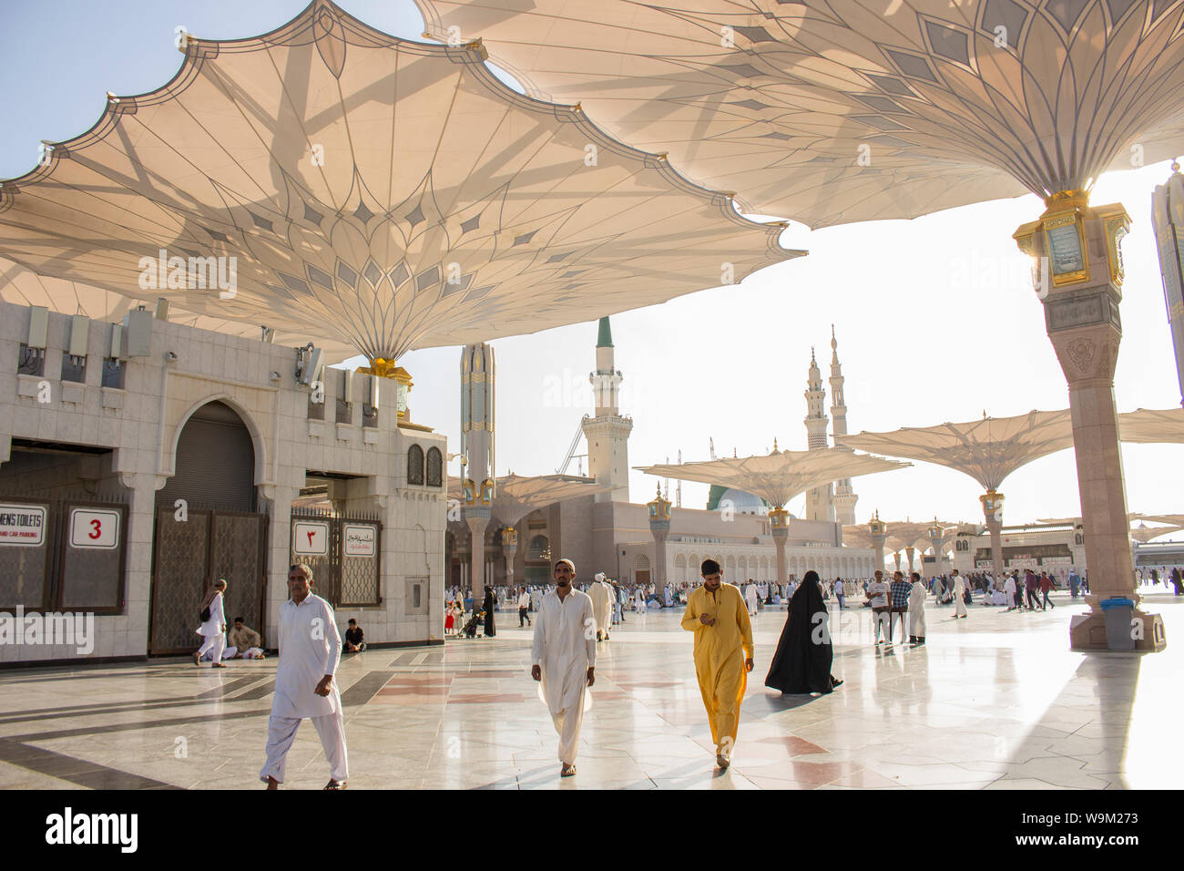 MADINAH, Saudi-arabien - AUGUST 2019: muslimische Pilger besuchen den ...