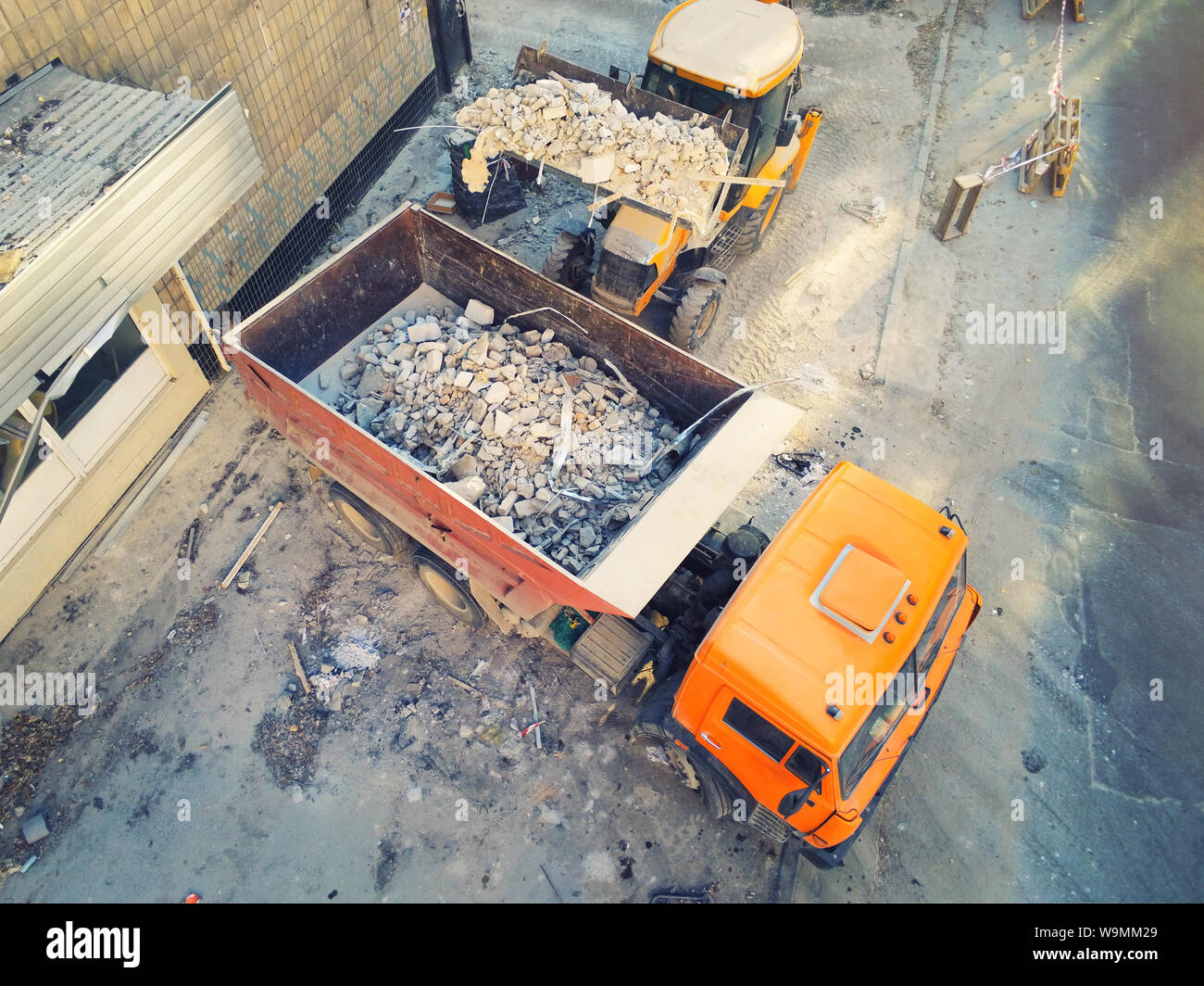 Bulldozer Lader hochladen Abfälle und Rückstände in Dump Truck auf der ...