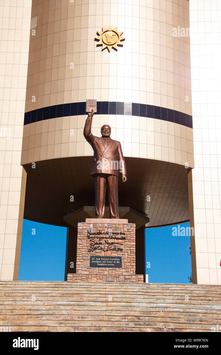 Monument namibia statue windhoek -Fotos und -Bildmaterial in hoher ...