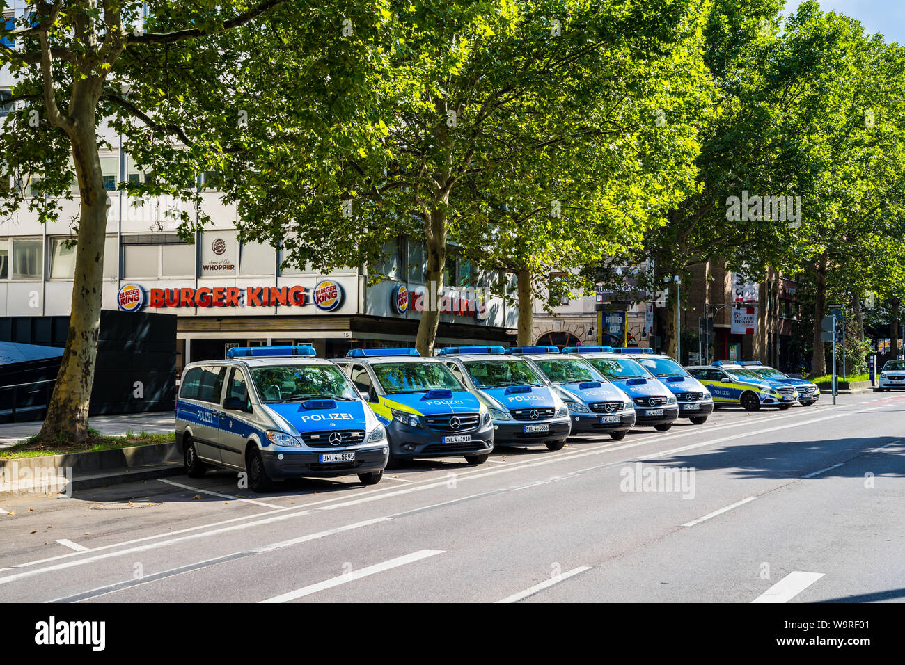 Polizeifahrzeug stuttgart -Fotos und -Bildmaterial in hoher Auflösung ...