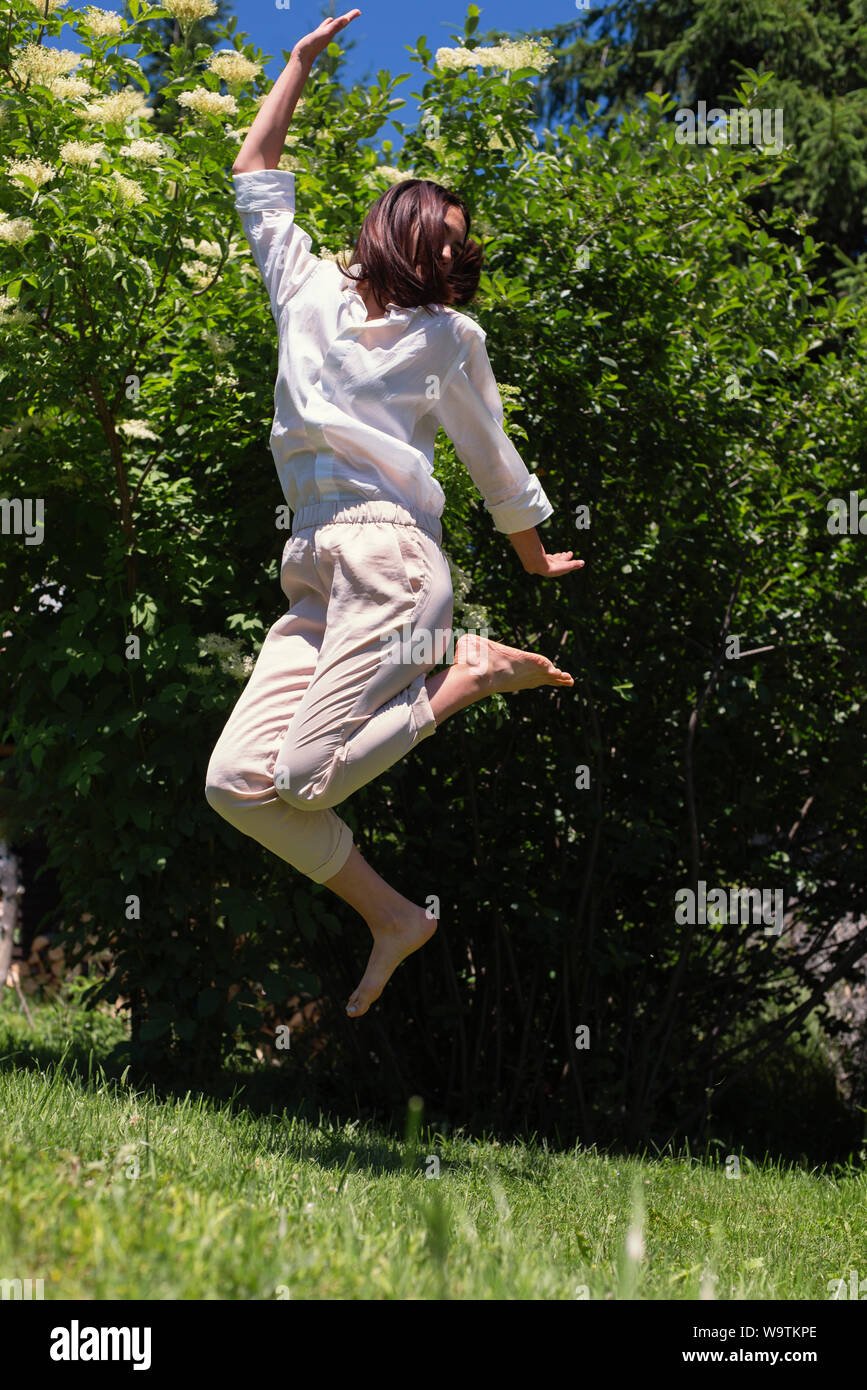Jumping in the air -Fotos und -Bildmaterial in hoher Auflösung – Alamy