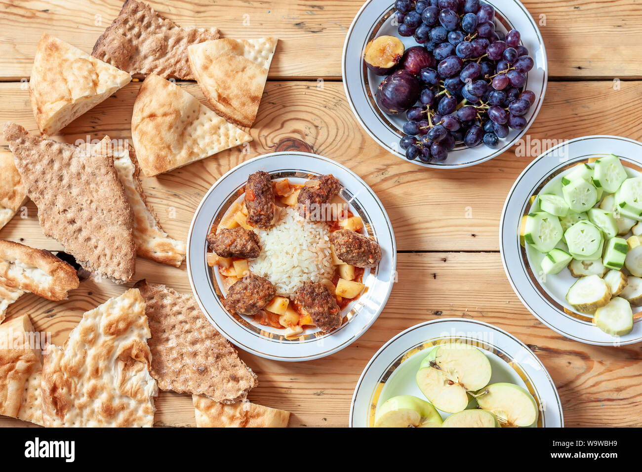 Tabelle voll mit verschiedenen Lebensmitteln. Lecker Essen mit frischem ...