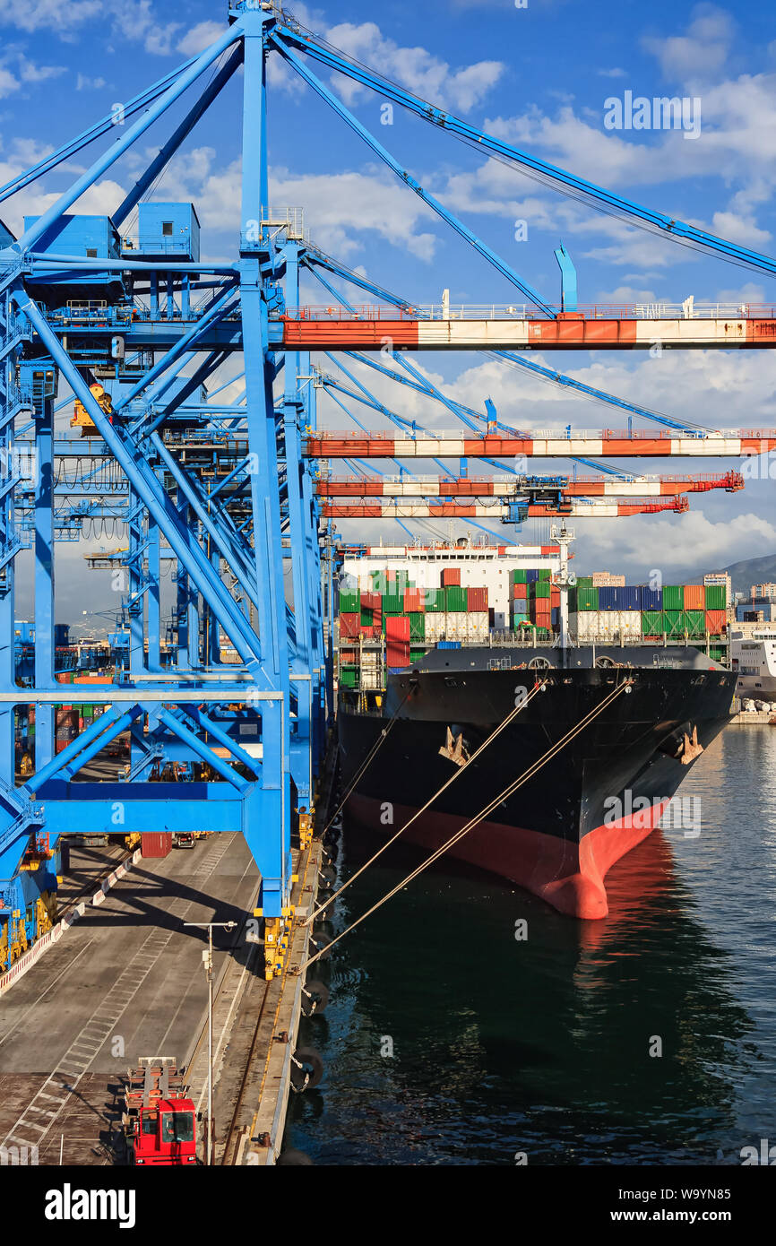 Shipping container crane -Fotos und -Bildmaterial in hoher Auflösung ...
