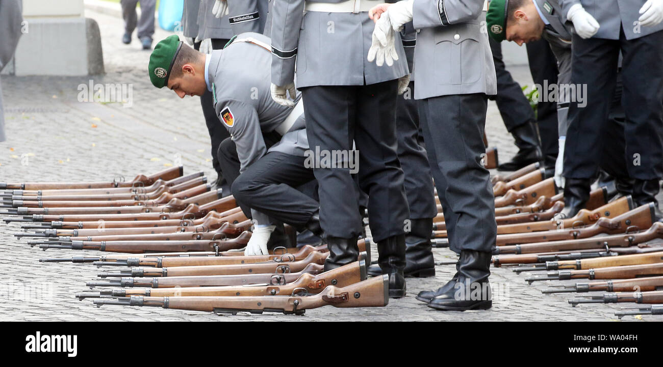 Soldiers guard battalion in berlin -Fotos und -Bildmaterial in hoher ...