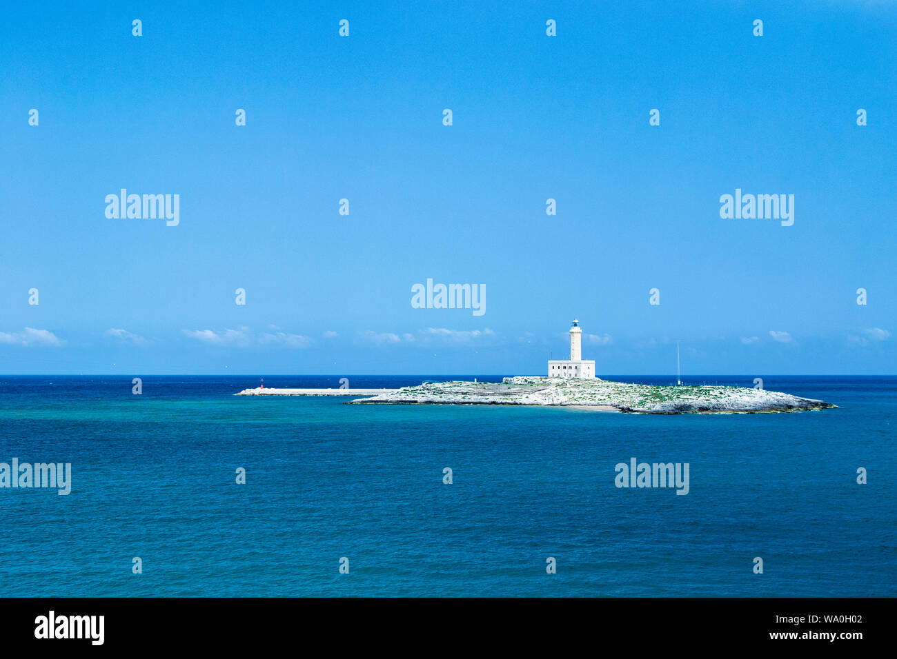 Vieste, Gargano, Apulien. Leuchtturm auf der Insel in der Mitte der ...