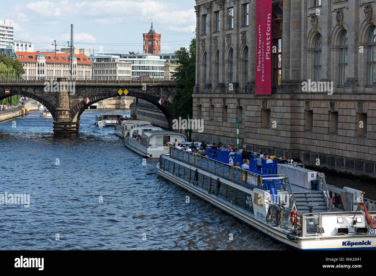 Bootstour auf der spree -Fotos und -Bildmaterial in hoher Auflösung – Alamy