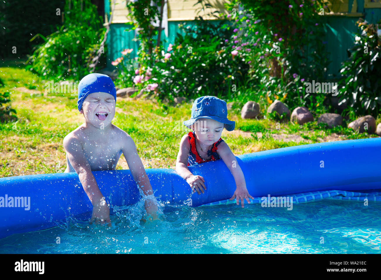Aufblasbarer pool -Fotos und -Bildmaterial in hoher Auflösung – Alamy
