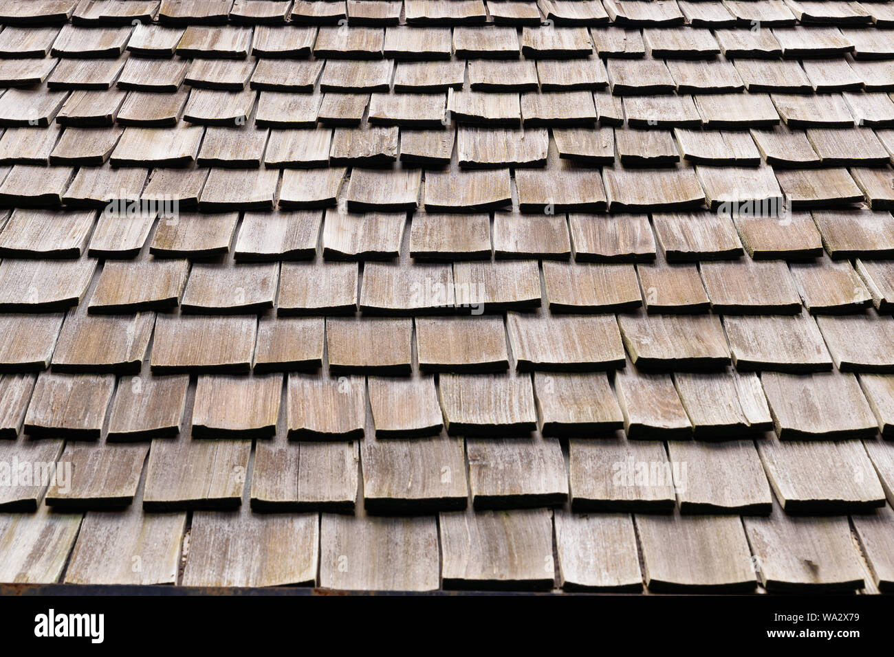Hintergrund der Schindel im Alter von Dach aus Holz Detail. Holz ...